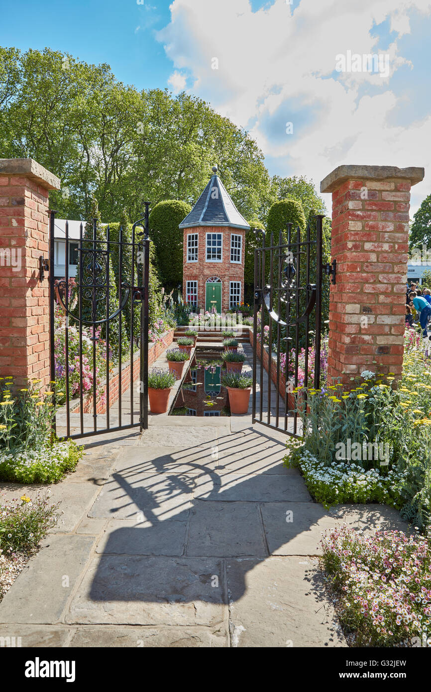 Harrods eccentric british garden hi-res stock photography and images ...