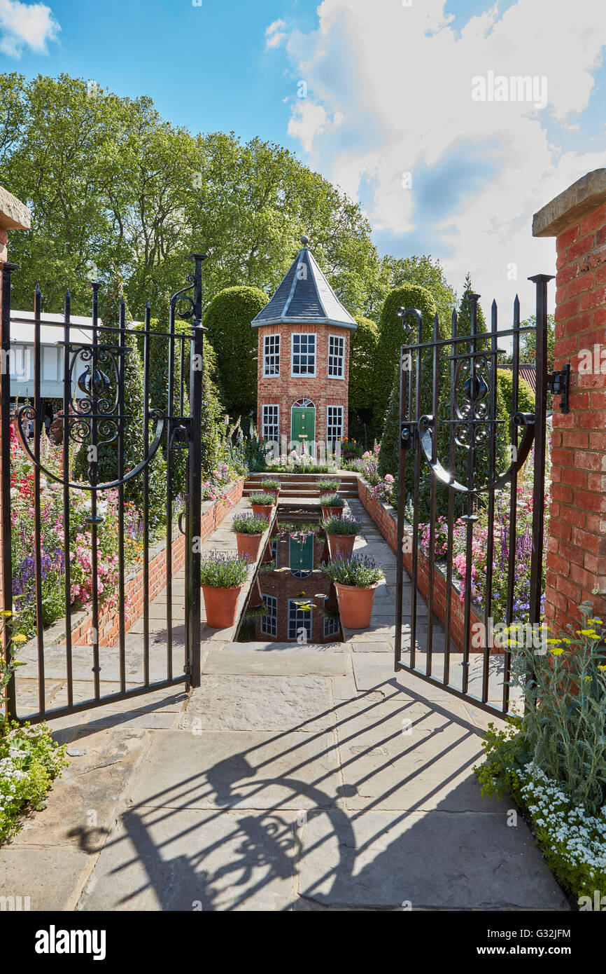 Harrods eccentric british garden hi-res stock photography and images ...