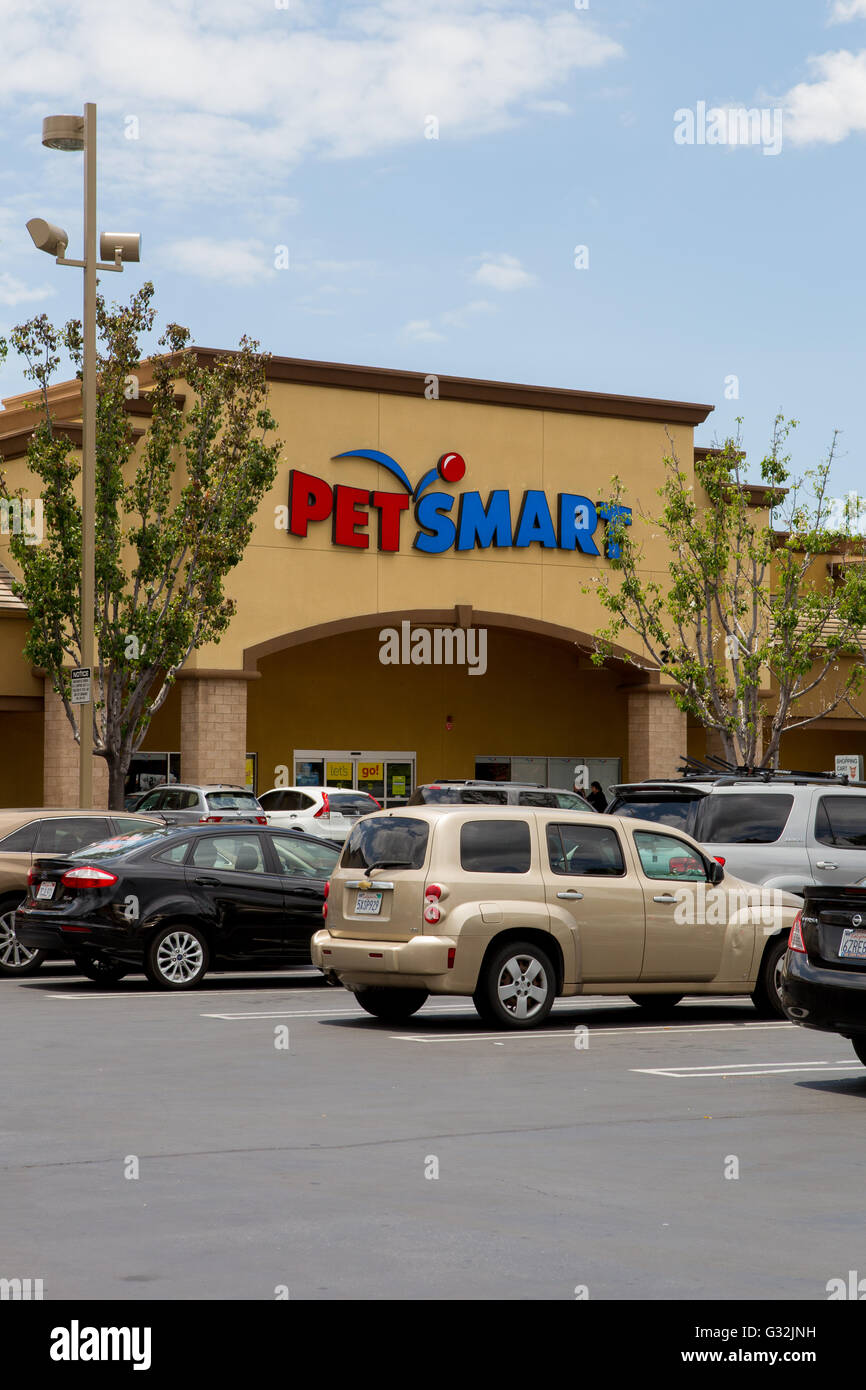 Petsmart building exterior hi-res stock photography and images - Alamy
