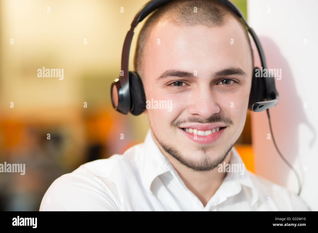 Customer support portrait happy hi-res stock photography and images - Alamy