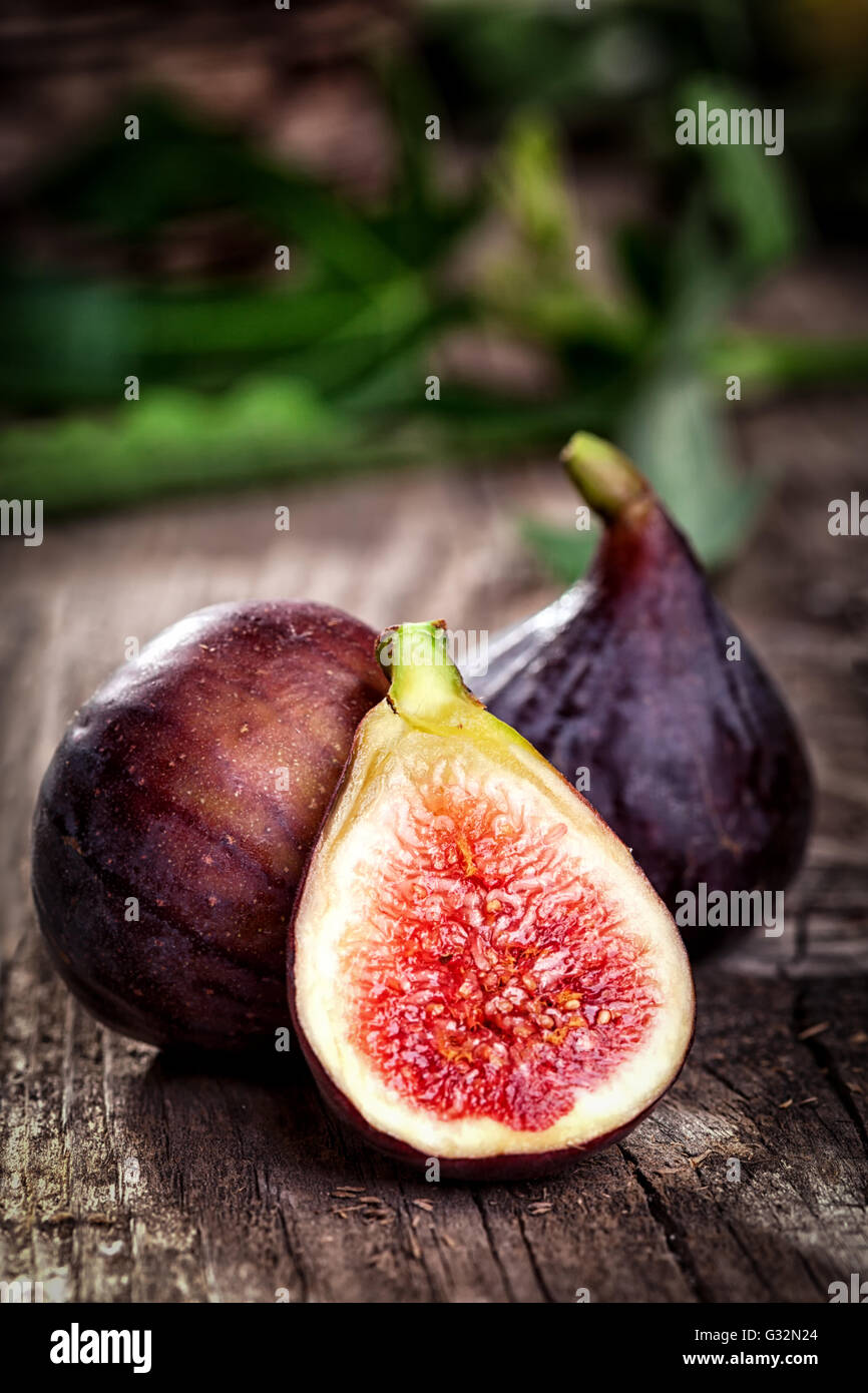 Ripe fig splitted in half Stock Photo - Alamy
