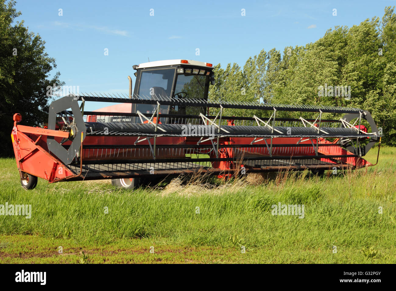 220 massey ferguson swather hi-res stock photography and images - Alamy