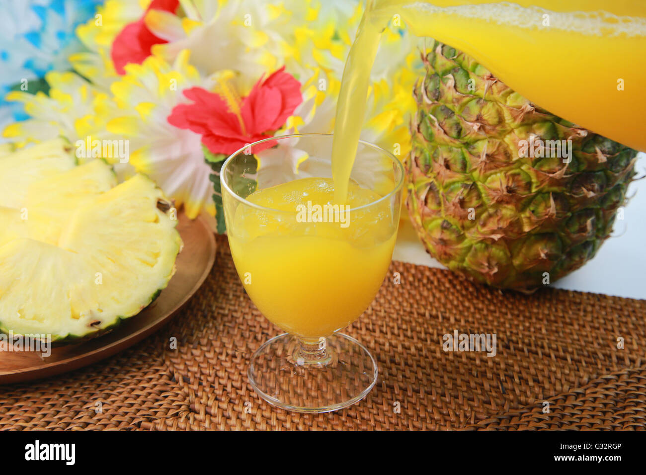 Pain apple Juice Stock Photo - Alamy