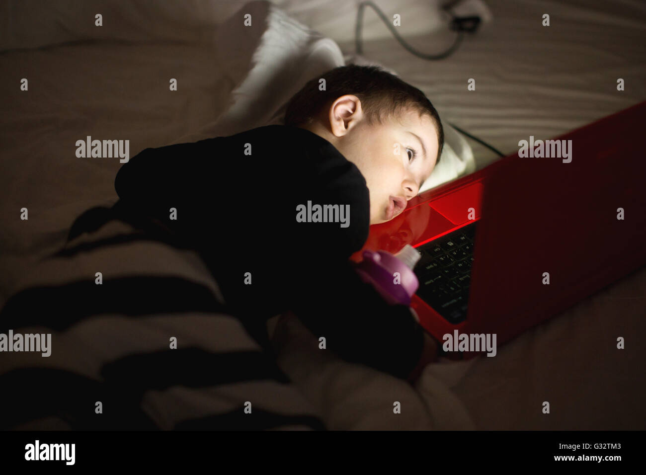 Computer on bed hi-res stock photography and images - Alamy