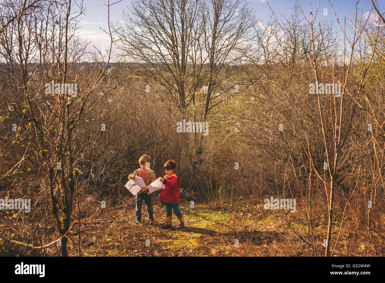 Two people reading map hi-res stock photography and images - Alamy