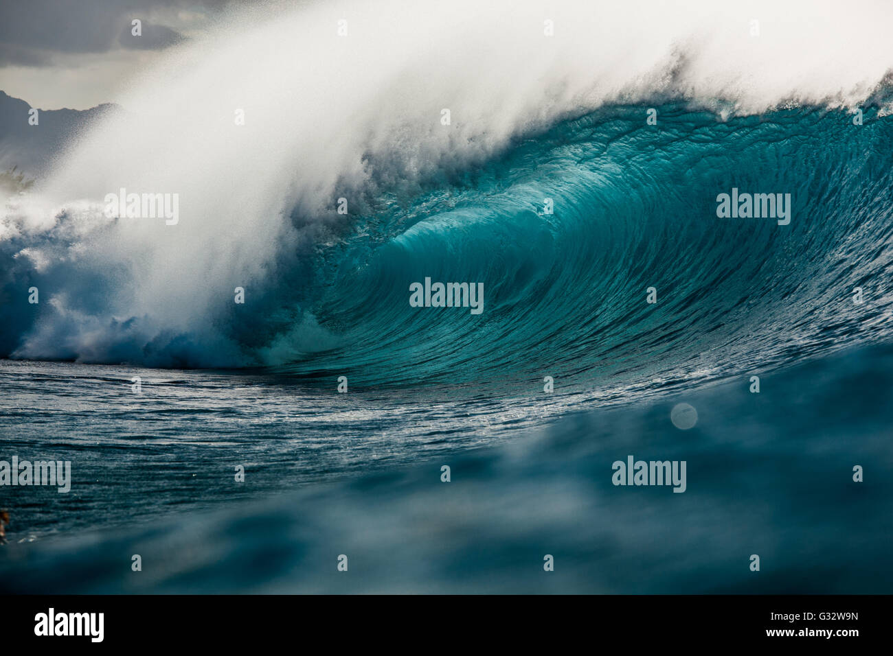 Close up wave breaking oahu hawaii hi-res stock photography and images ...