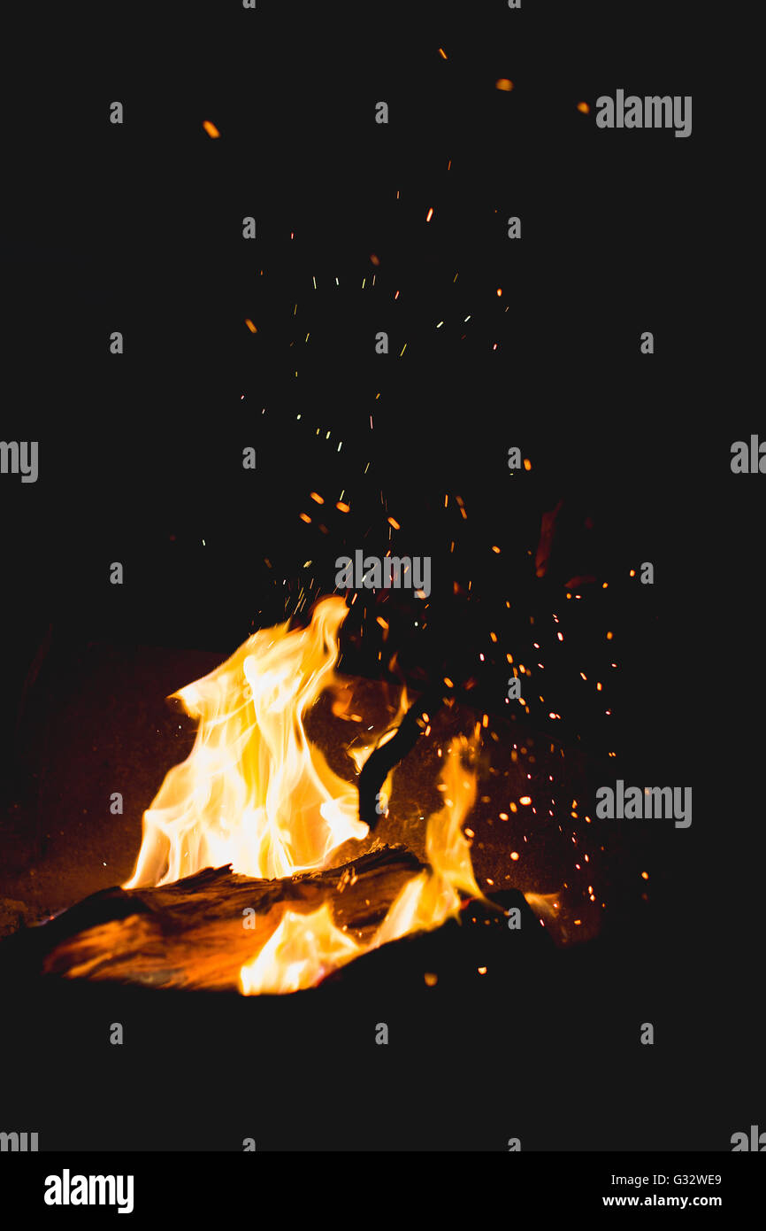 Camp fire at night Stock Photo - Alamy