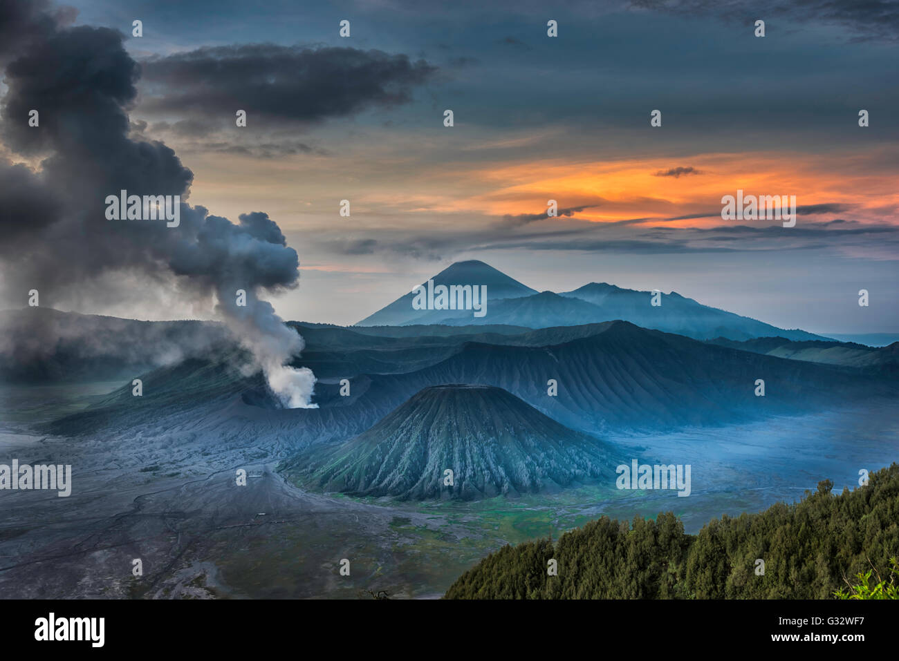 Mount bromo volcano hi-res stock photography and images - Alamy