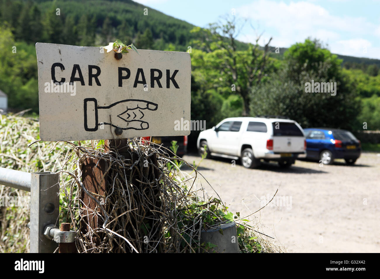 Car park sign in the countryside Stock Photo - Alamy