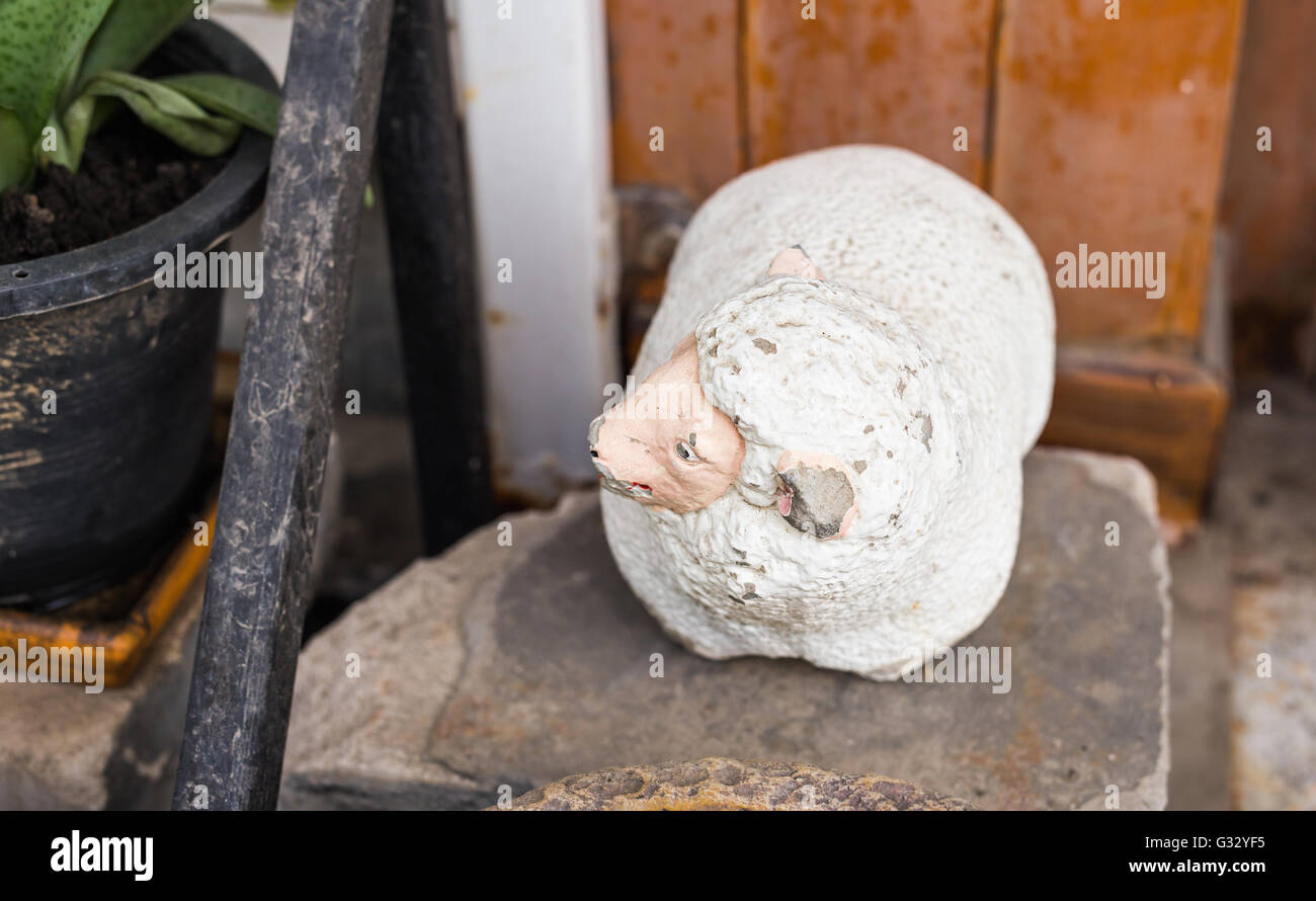 White sheep statue Stock Photo - Alamy