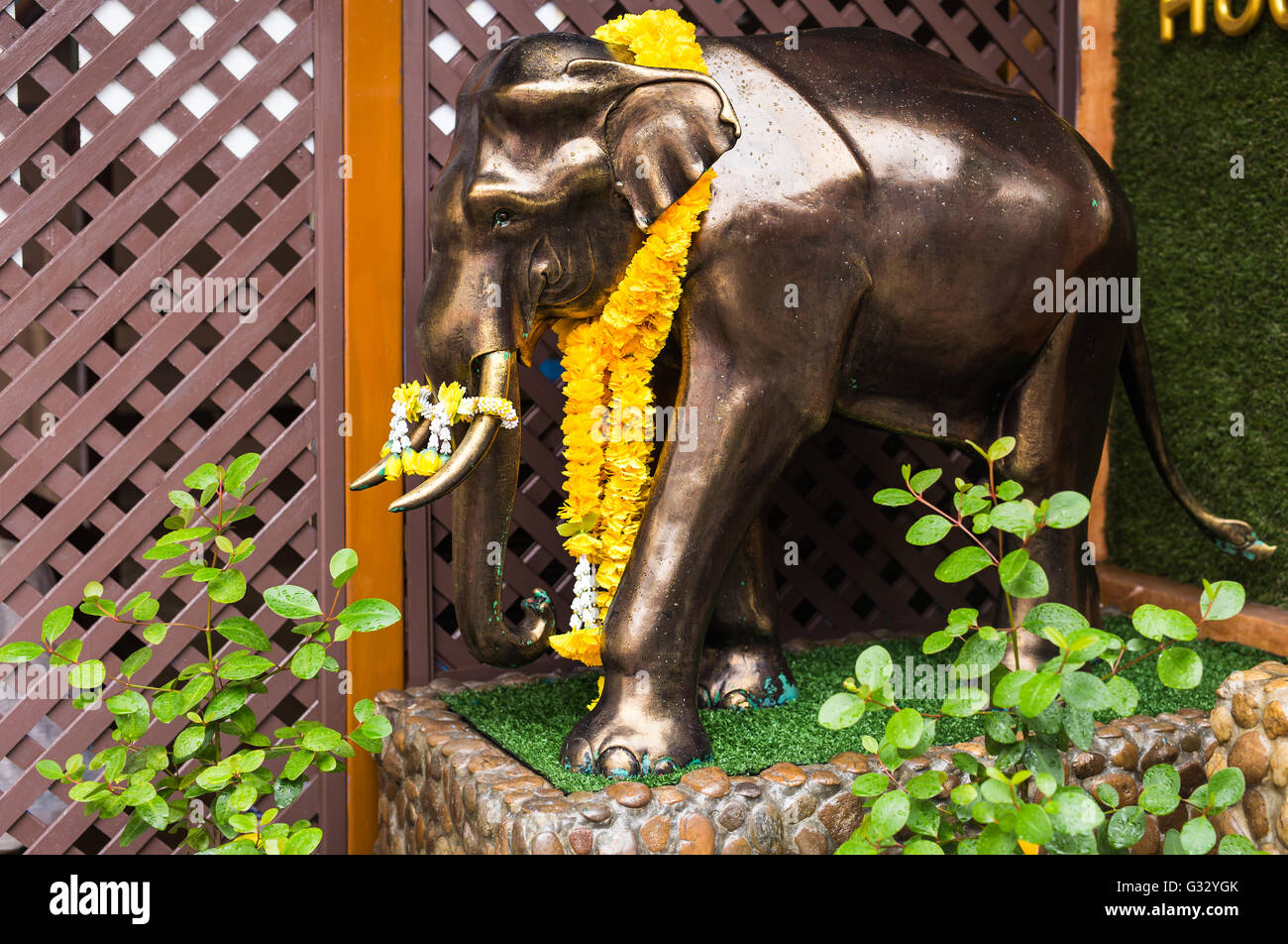 metal elephant statue Stock Photo - Alamy