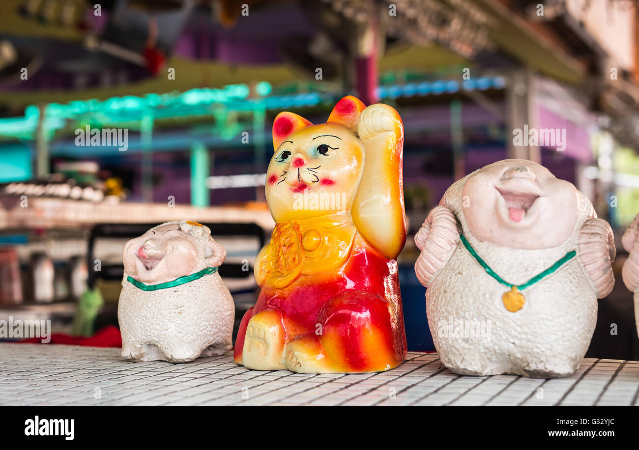 Chinese golden waving cat hi-res stock photography and images - Alamy