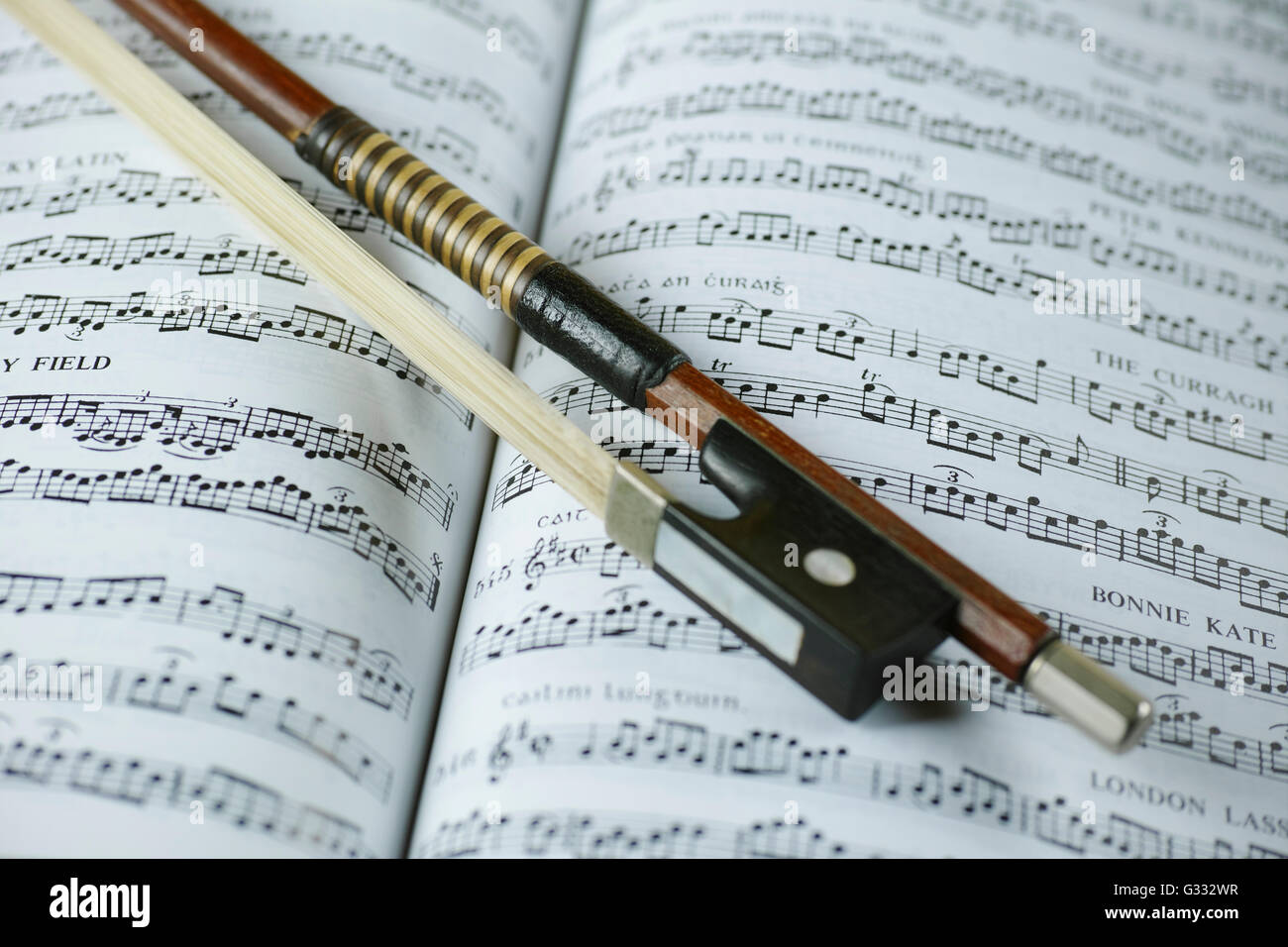 Fiddle bow with music Stock Photo - Alamy
