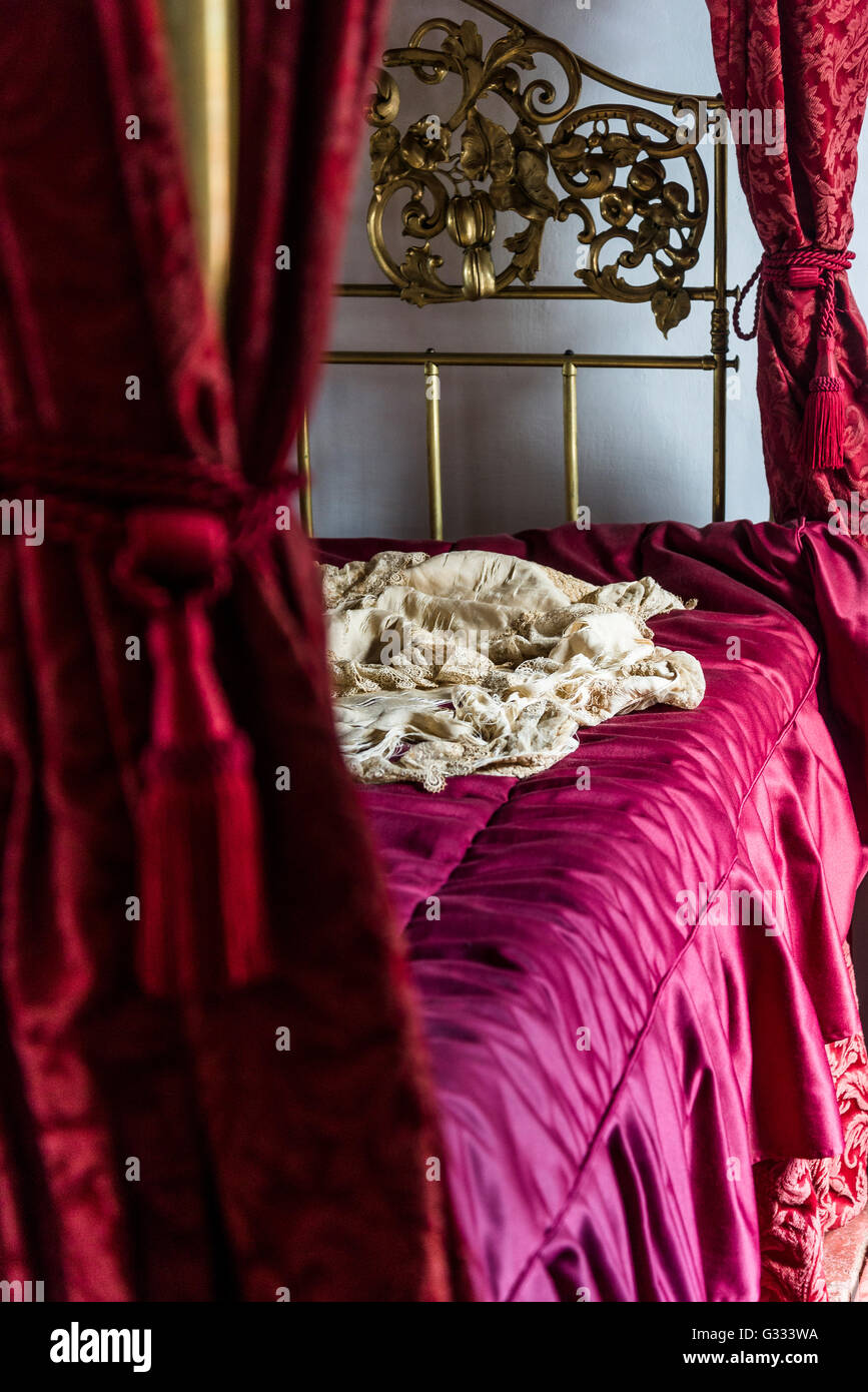 Old bed frame hi-res stock photography and images - Alamy