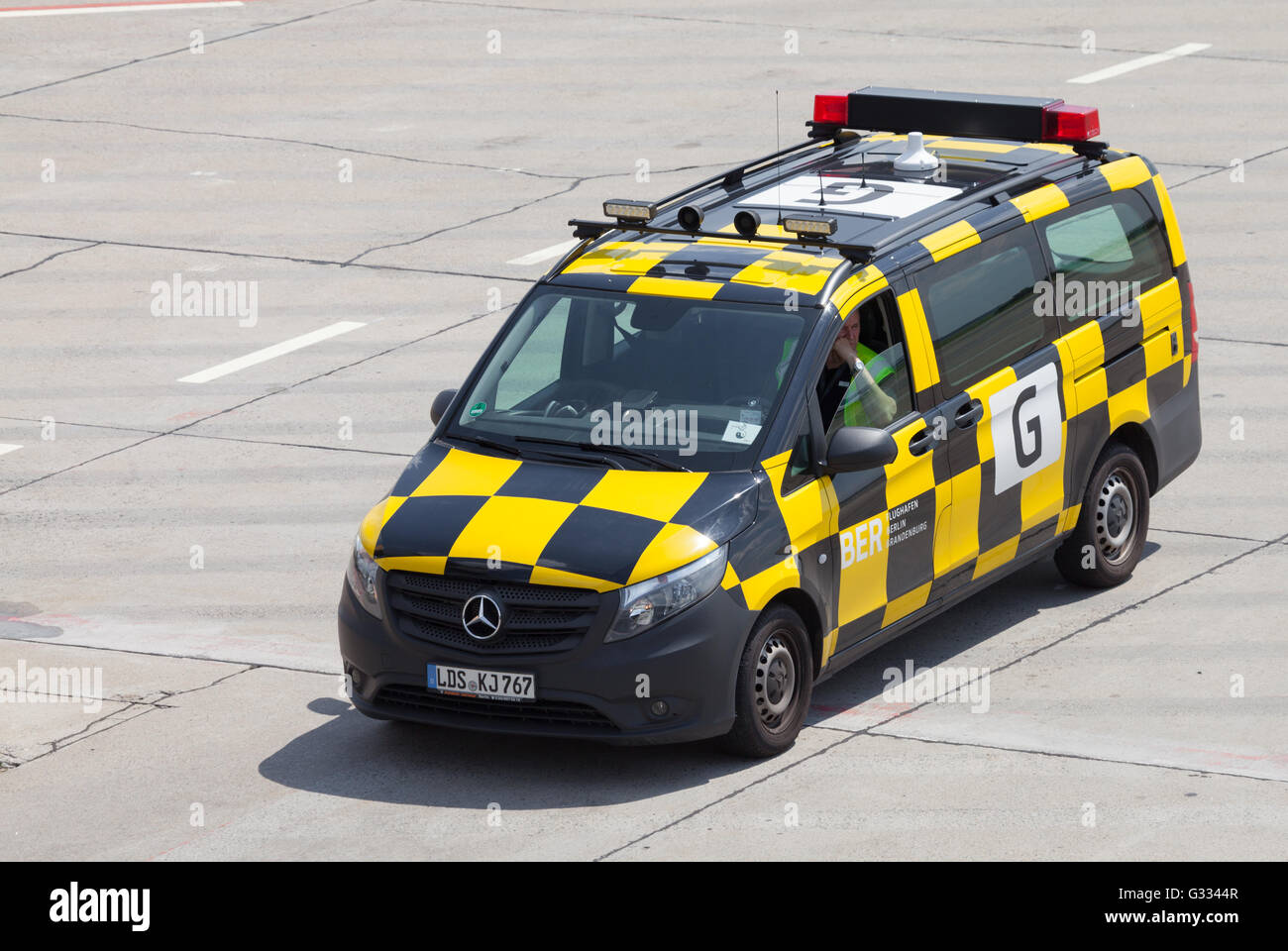 Follow me car hi-res stock photography and images - Alamy