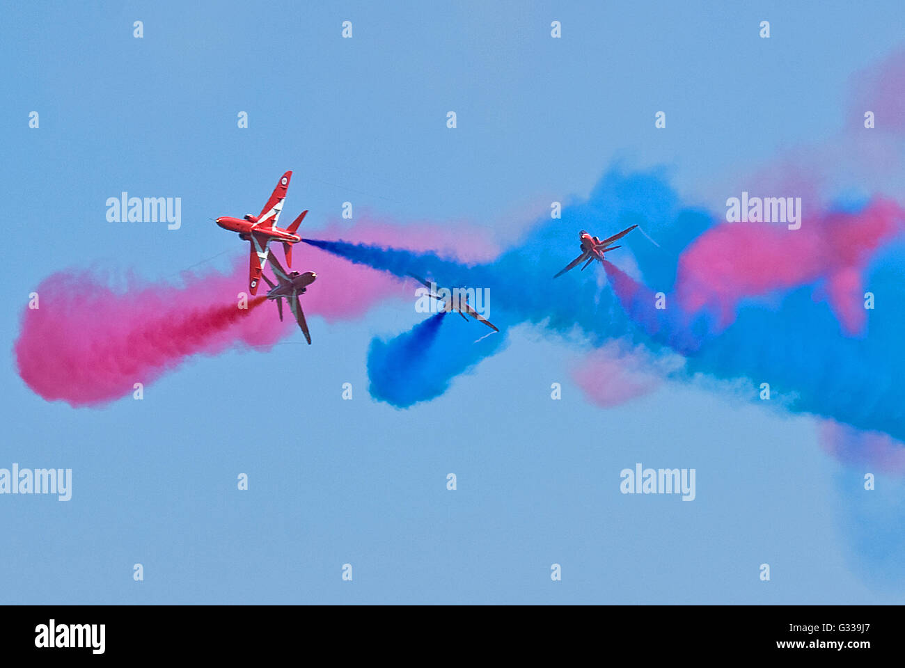 Red arrows hi-res stock photography and images - Alamy