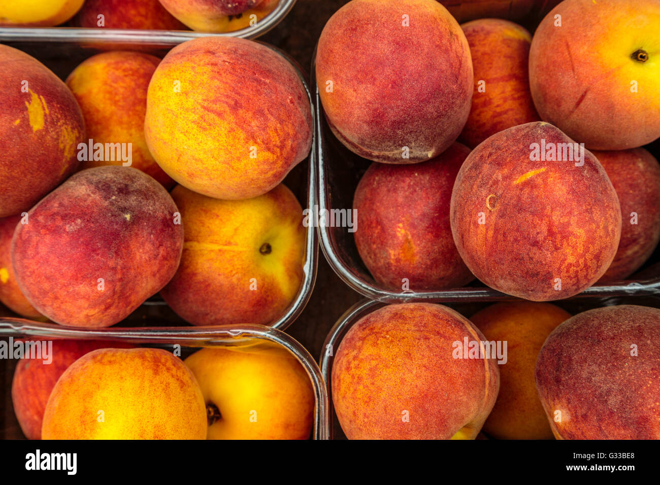 A punnet of ripe peaches Stock Photo - Alamy