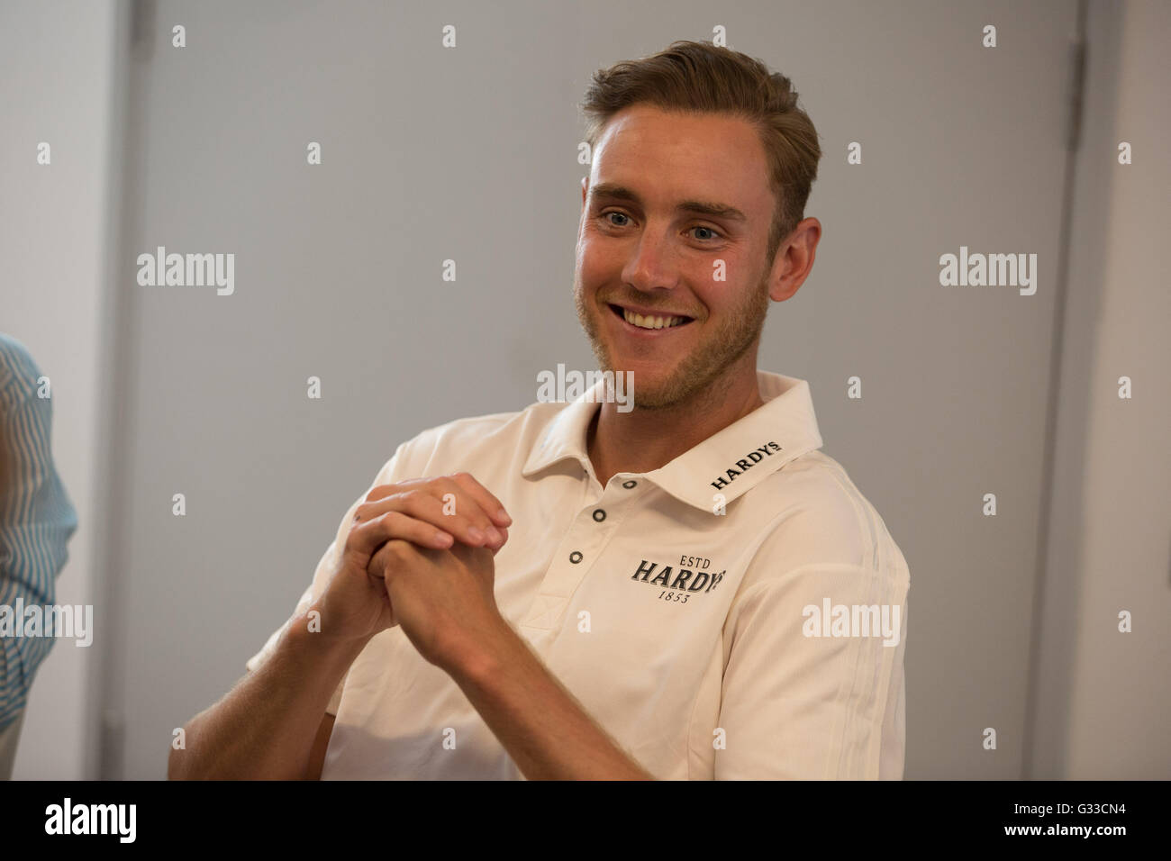 Cricket bowler hi-res stock photography and images - Alamy