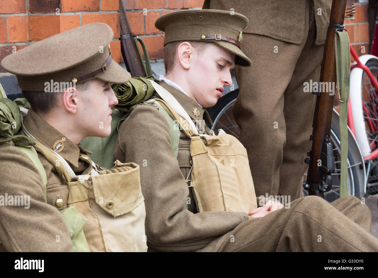 Reenactors at the 1940s Wartime Weekend on the Great Central Railway ...