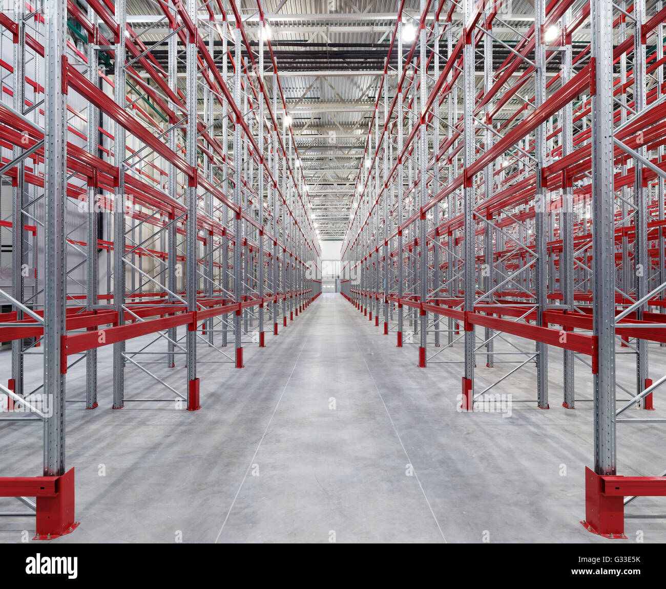 Empty warehouse racks hi-res stock photography and images - Alamy