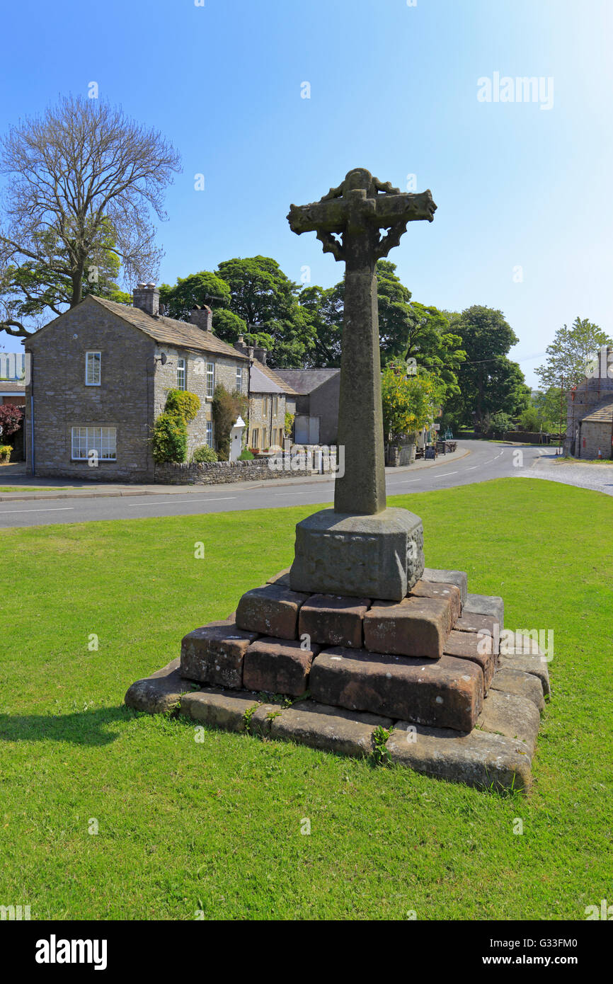Medieval cross on the village green, Foolow, Peak District National ...