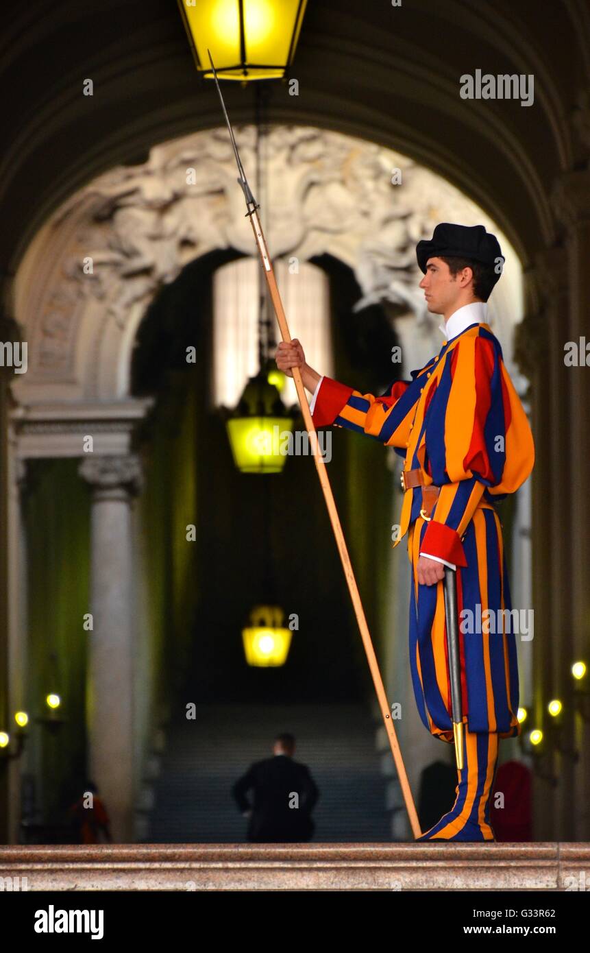 Swiss Guard at St. Peter's Basilica, Vatican City Stock Photo - Alamy