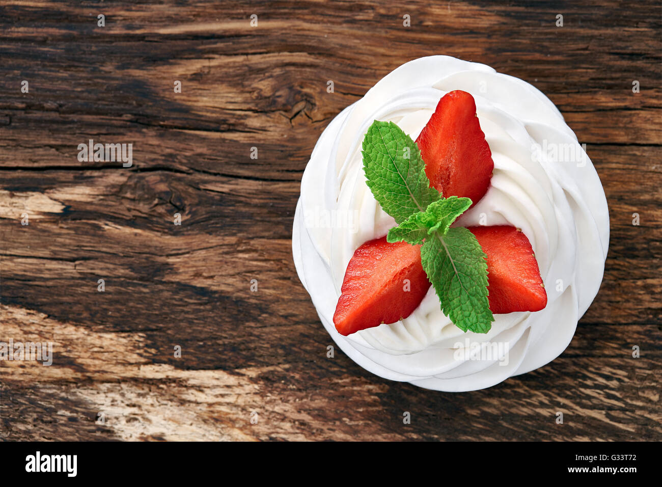 Strawberry Pavlova dessert Stock Photo - Alamy