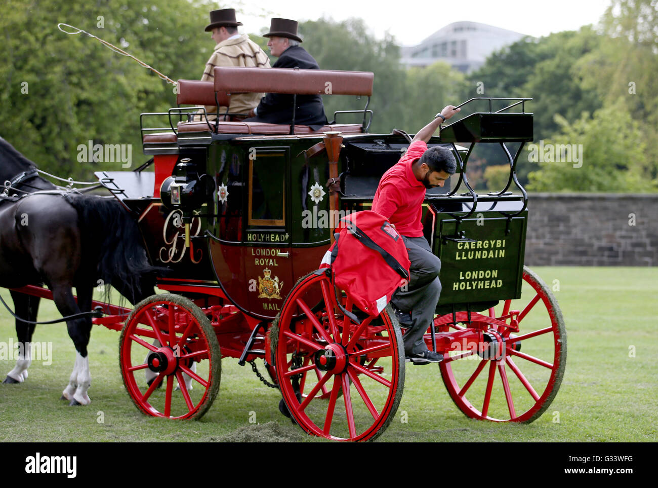 Horse drawn mail coach edinburgh High Resolution Stock Photography and ...