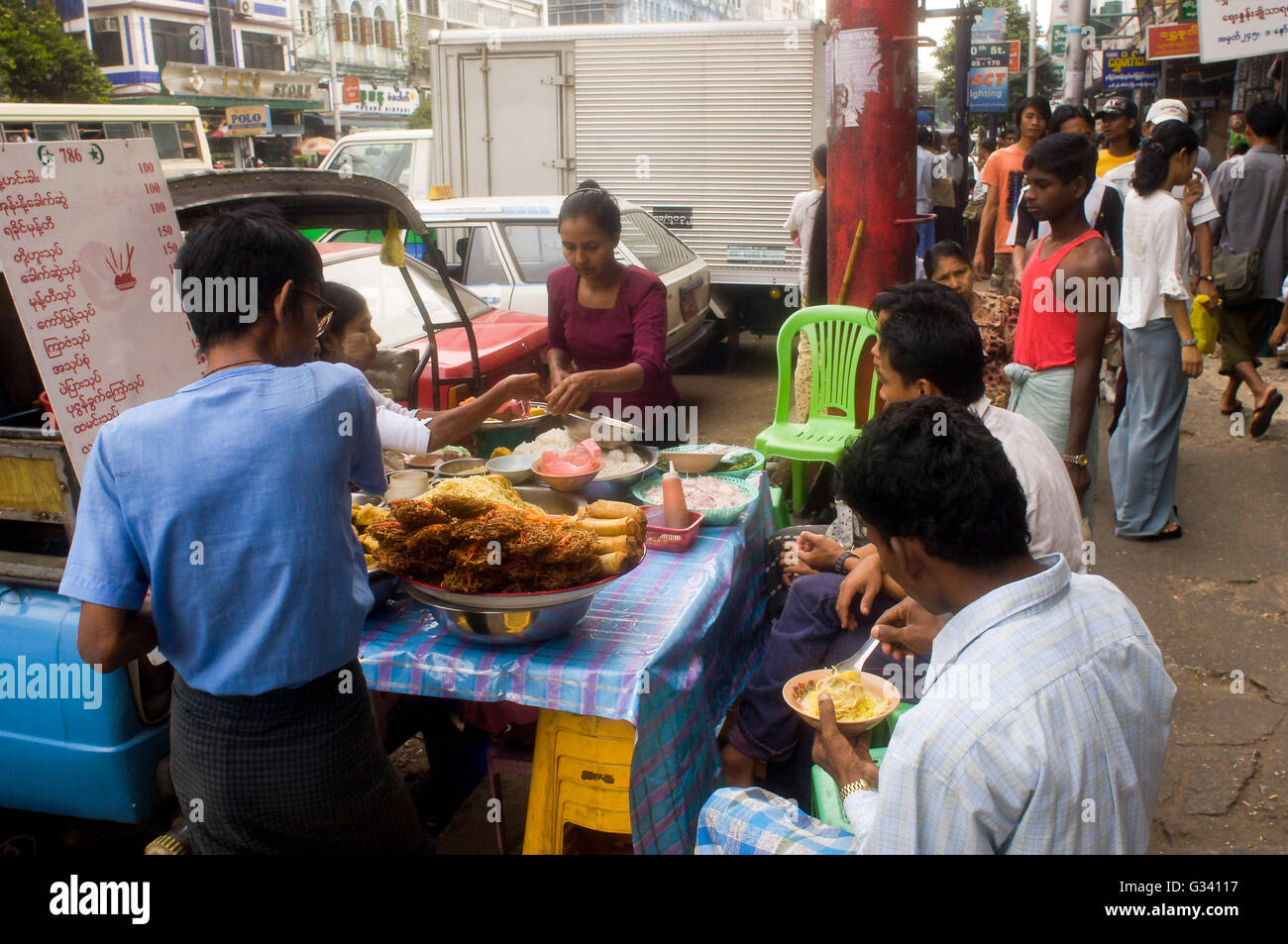 Myanmar burma rangoon people eating hi-res stock photography and images ...
