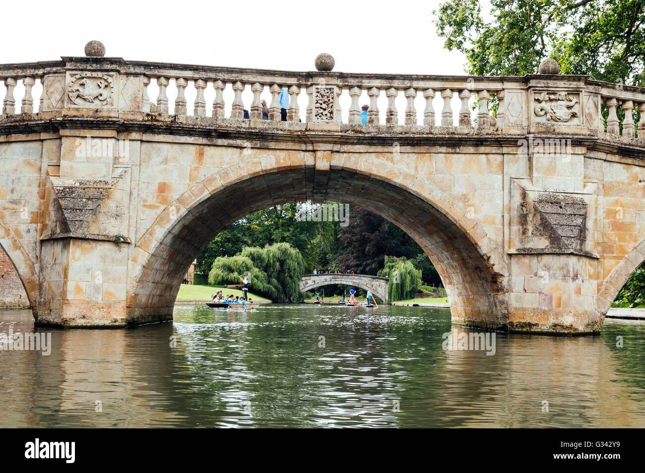 Old stone bridge in the river Cam in Cambridge Stock Photo - Alamy