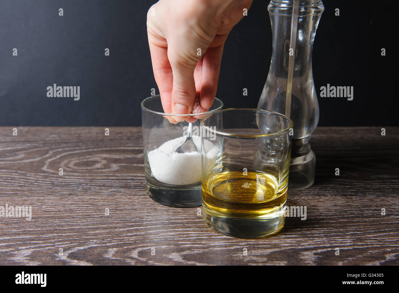 Cook holds a pinch of salt. Hand of woman grabbing a pinch of salt ...