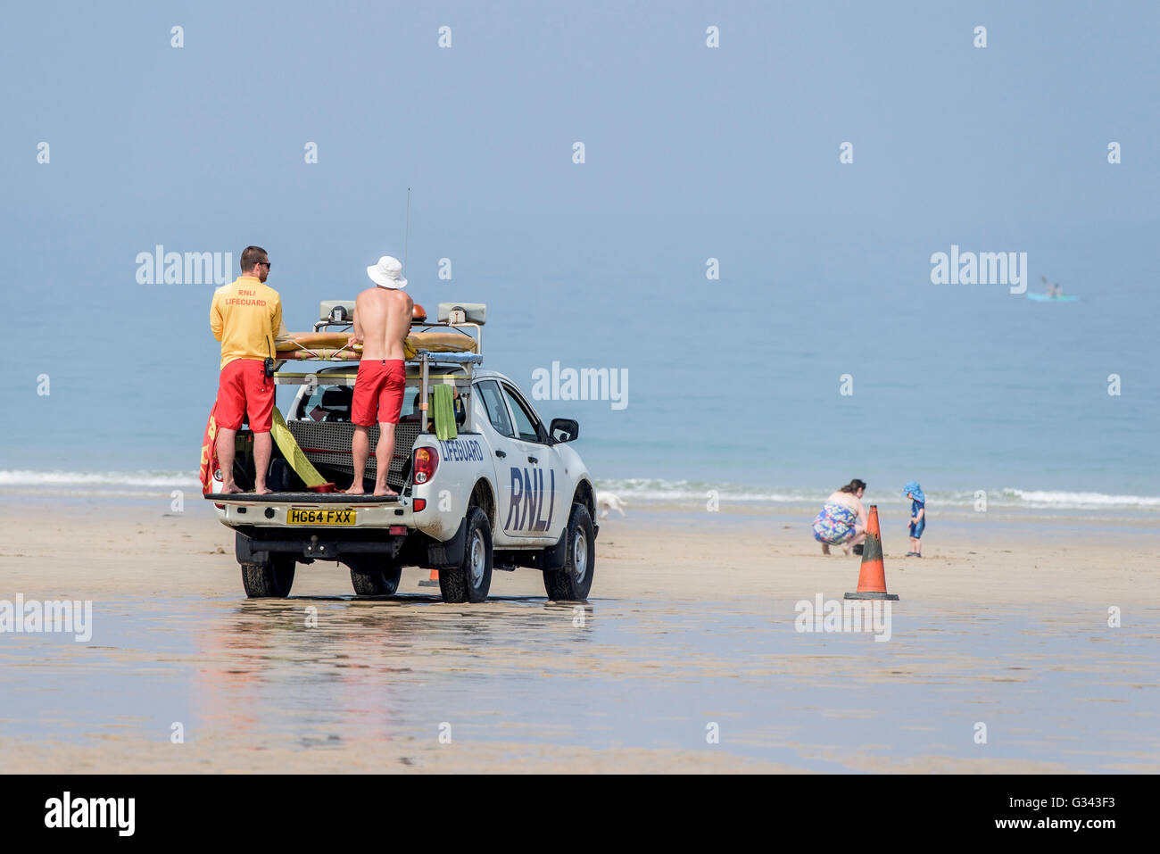 Lifeguards cornwall hi-res stock photography and images - Alamy