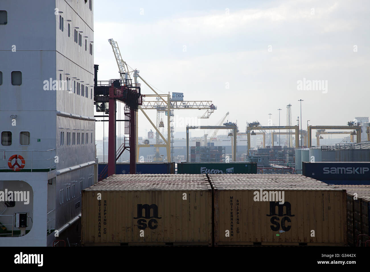 Shipping containers at dublin port hi-res stock photography and images ...
