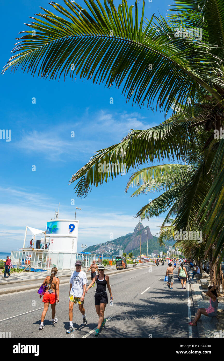 RIO DE JANEIRO - FEBRUARY 28, 2016: Active residents and tourists ...