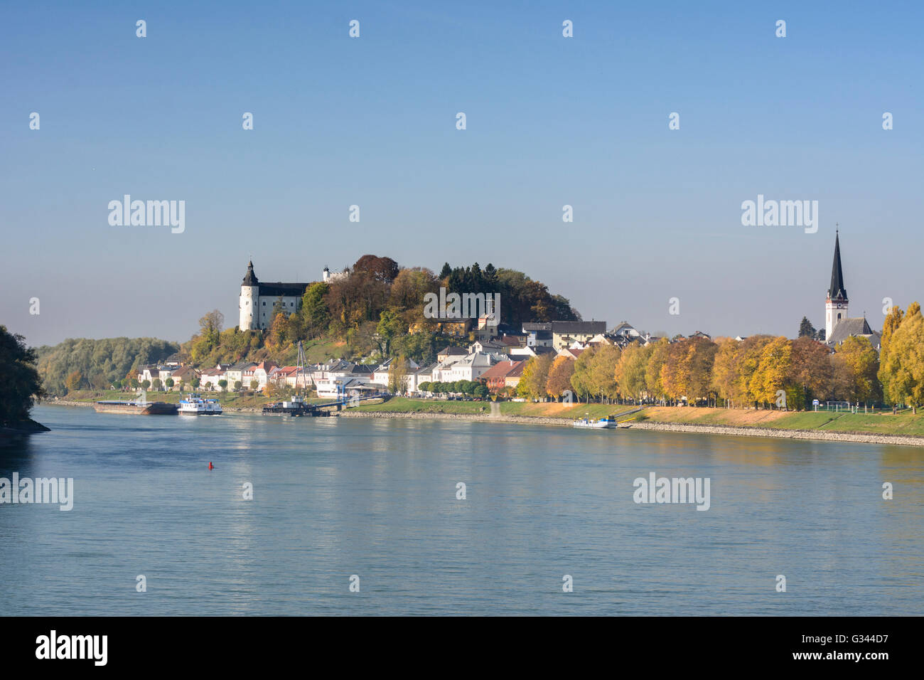 Danube , city and castle Ottensheim, Austria, Oberösterreich, Upper ...