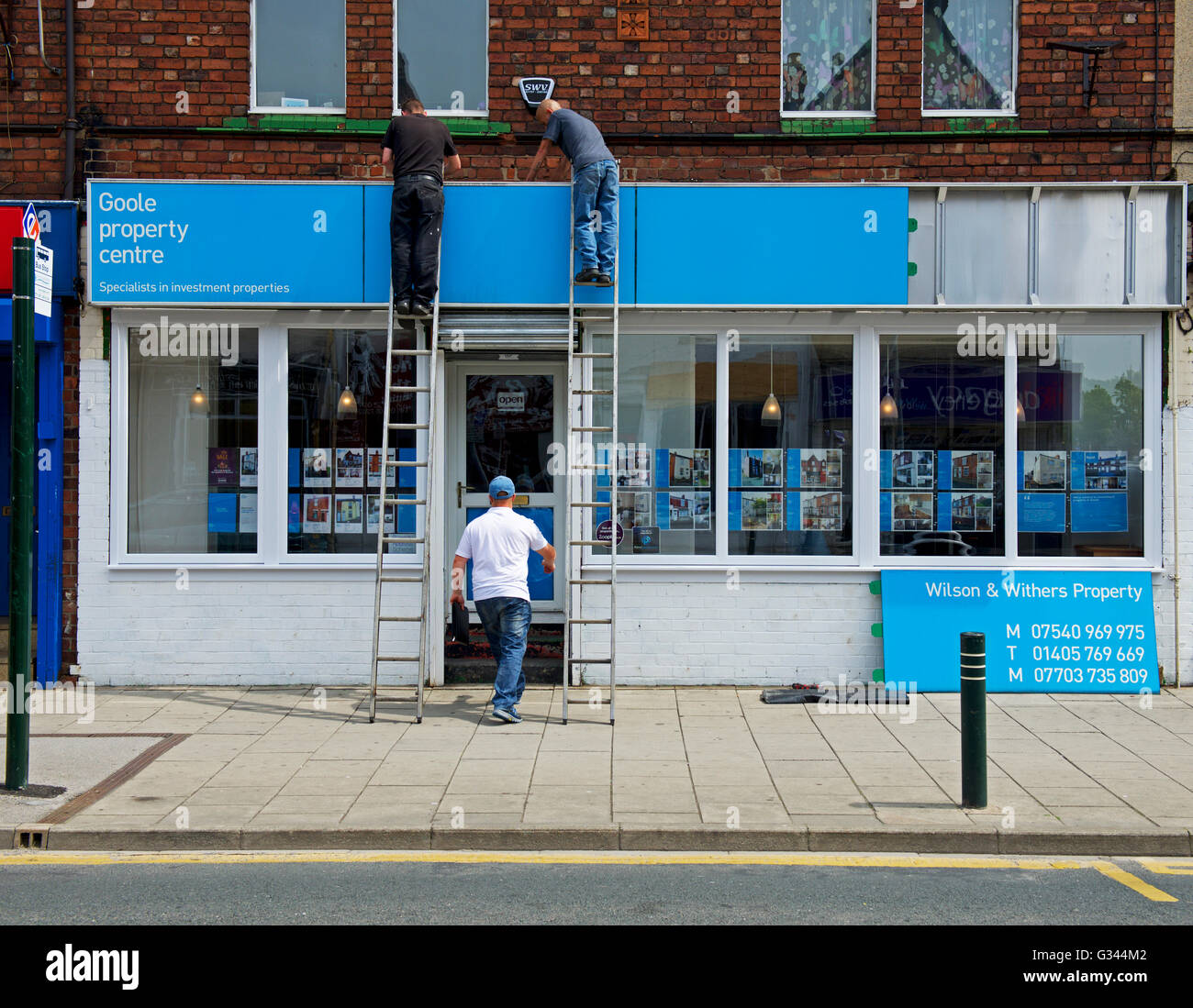 Town sign uk entering hi-res stock photography and images - Alamy