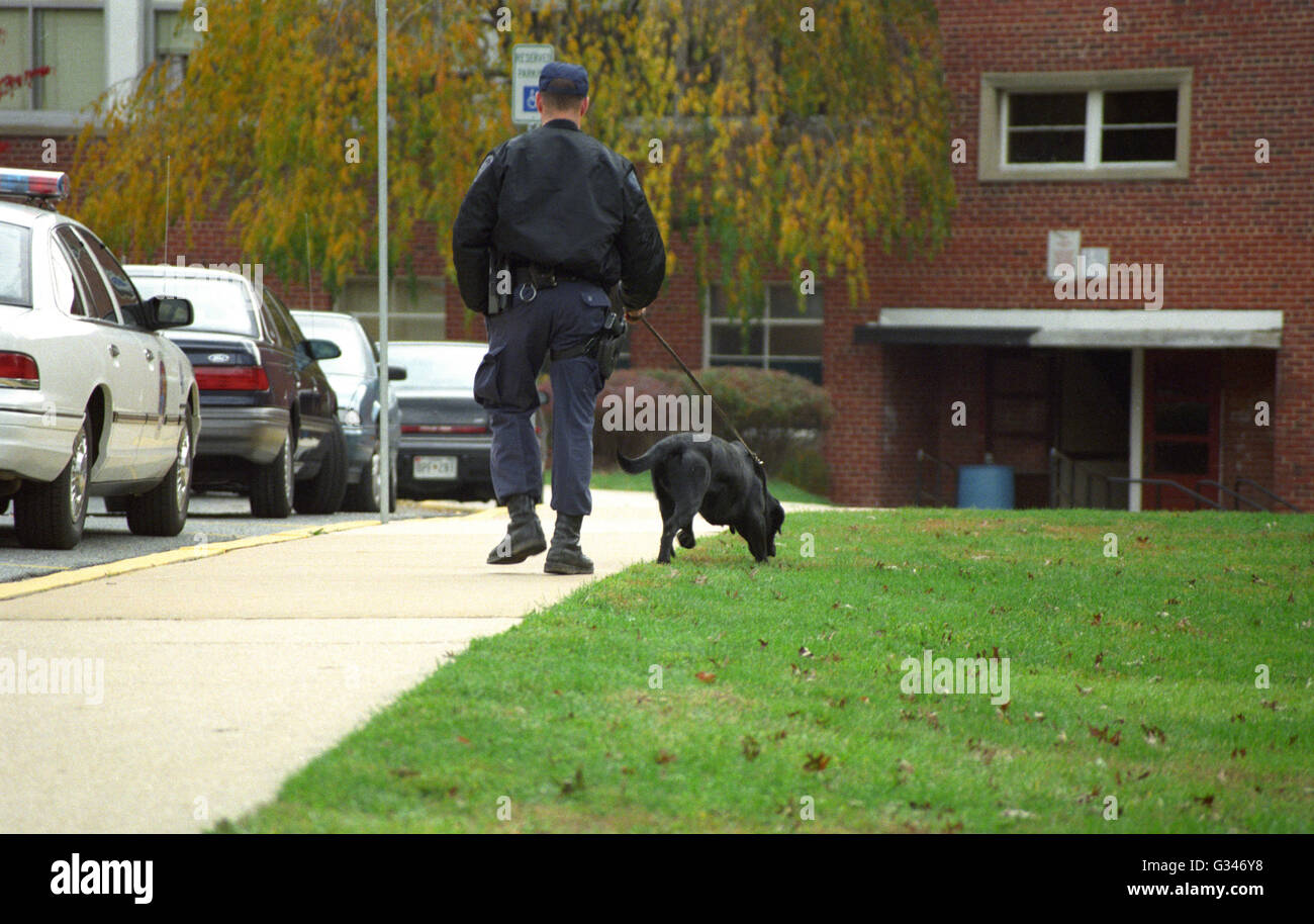Walking policeman hi-res stock photography and images - Alamy