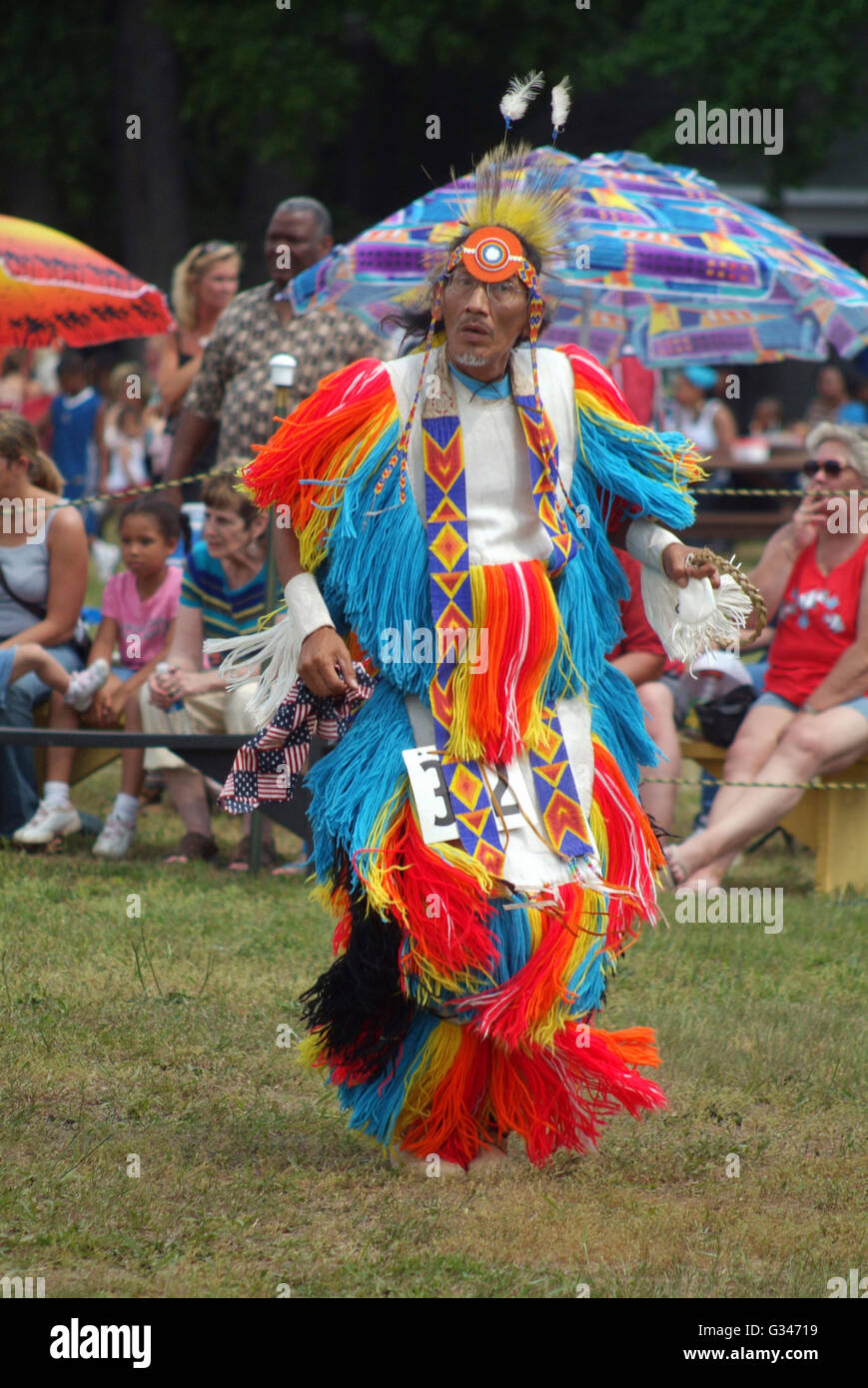 native American in full Indian dress at Pow Wow in Brandywine, md Stock ...