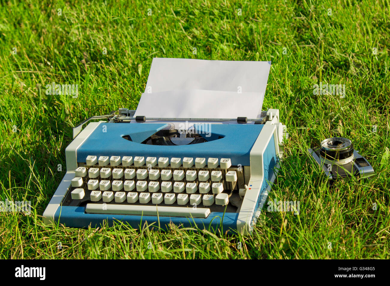 Vintage typewriter side view hi-res stock photography and images - Alamy