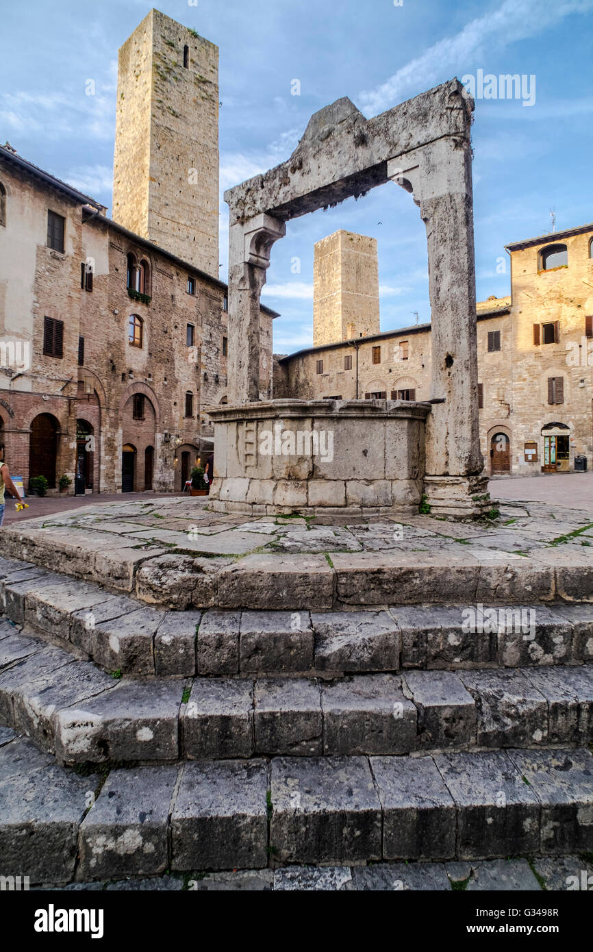 Piazza of Cisterna, SanGimignano, Medieval Village, Tuscany, Italy ...