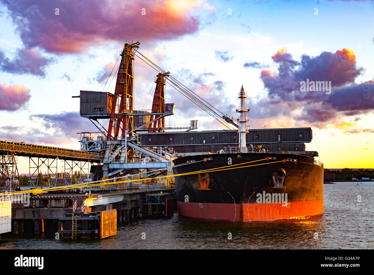 Loading ship conveyor hi-res stock photography and images - Alamy