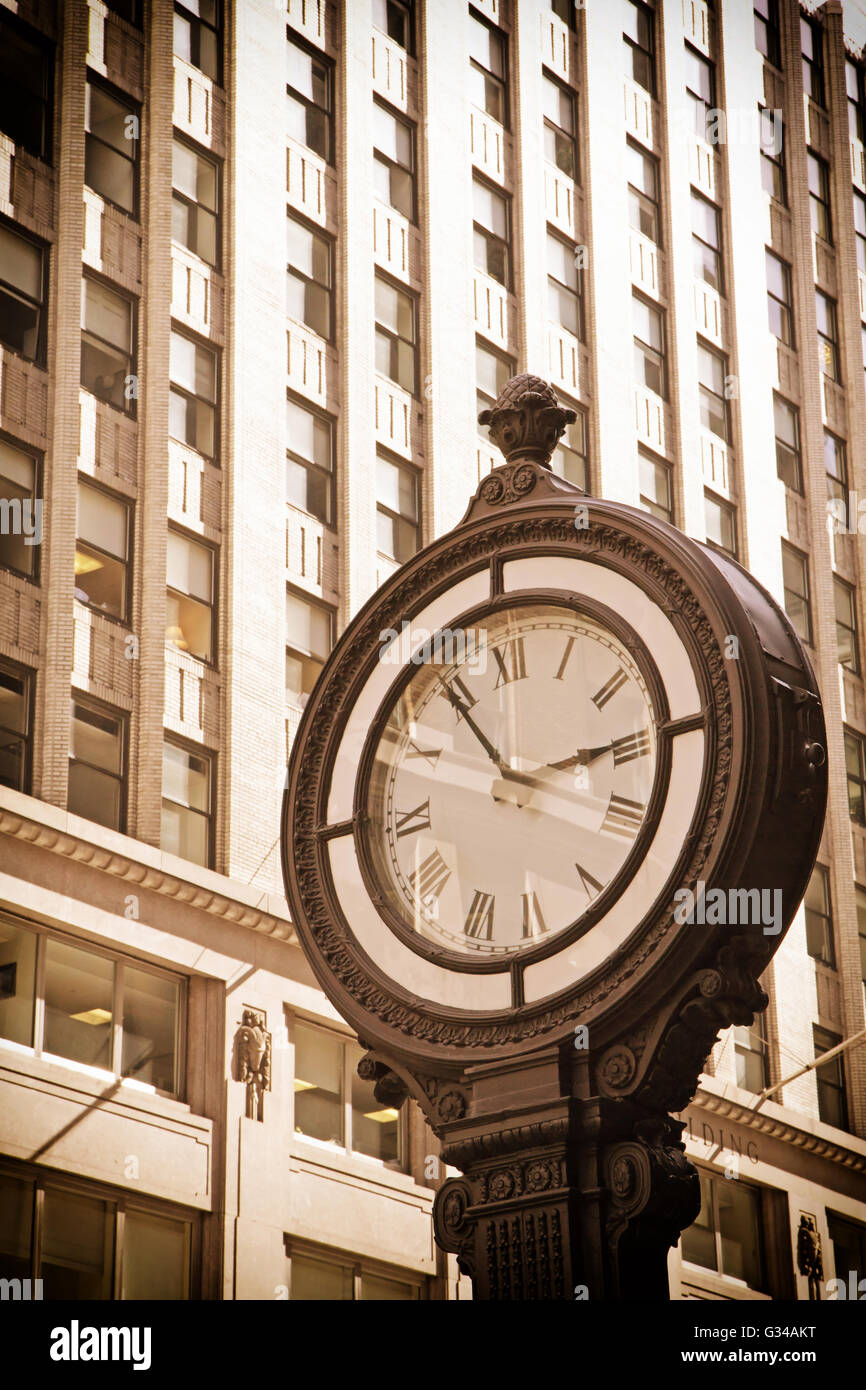 Street clock on the street in Manhattan. Skyscrapers in the background ...