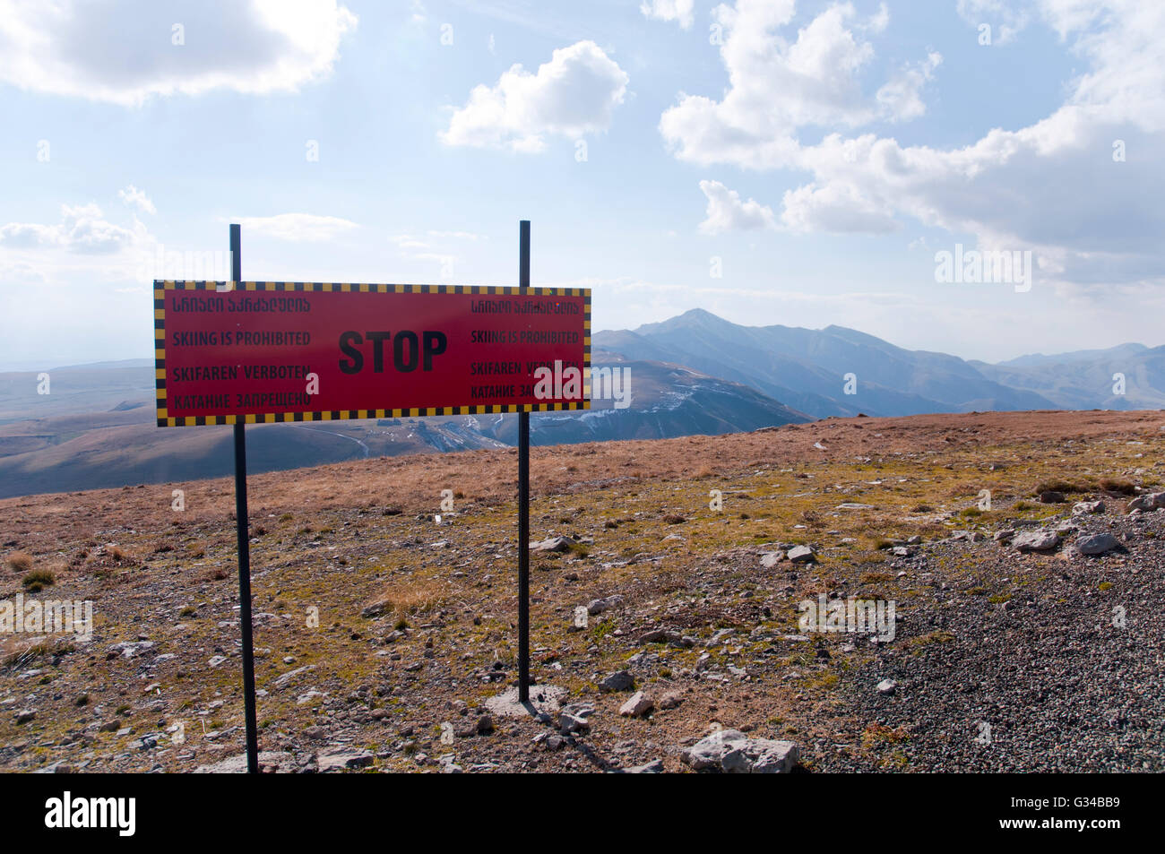Stop sign in the snow hi-res stock photography and images - Alamy