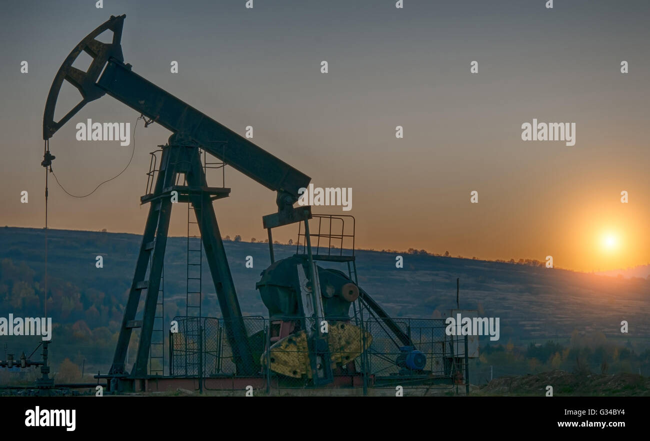 Oil pump sunset hi-res stock photography and images - Alamy