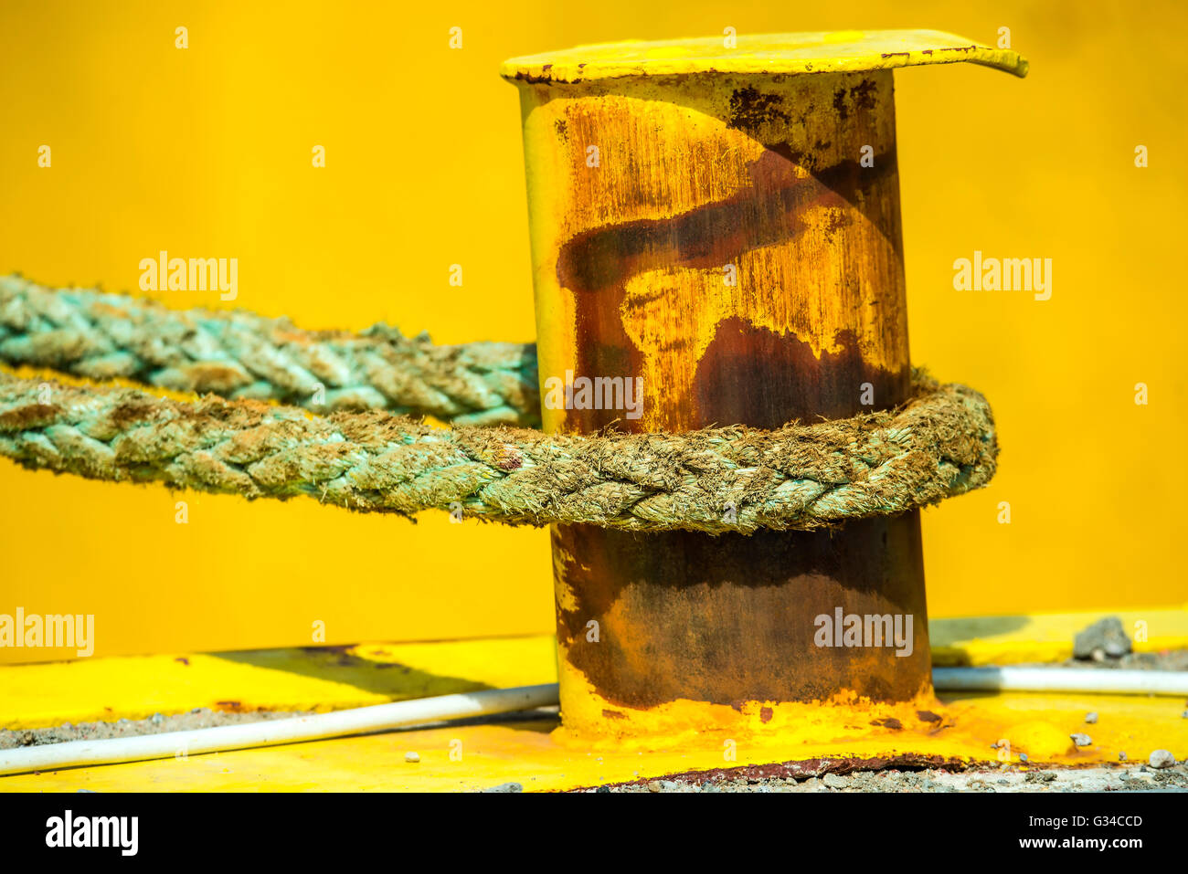 Fixed mooring rope hi-res stock photography and images - Alamy