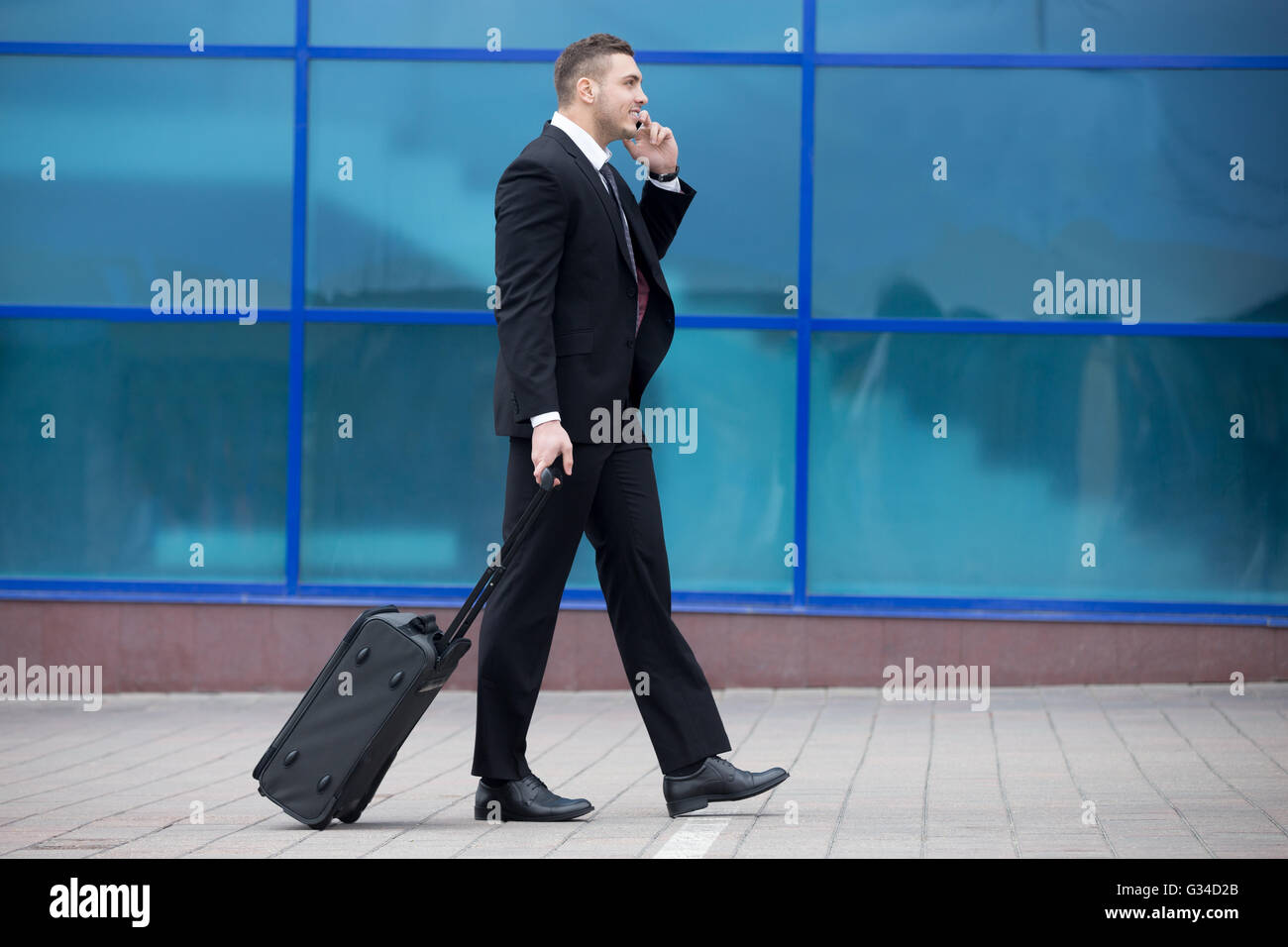 Man walking profile hi-res stock photography and images - Alamy