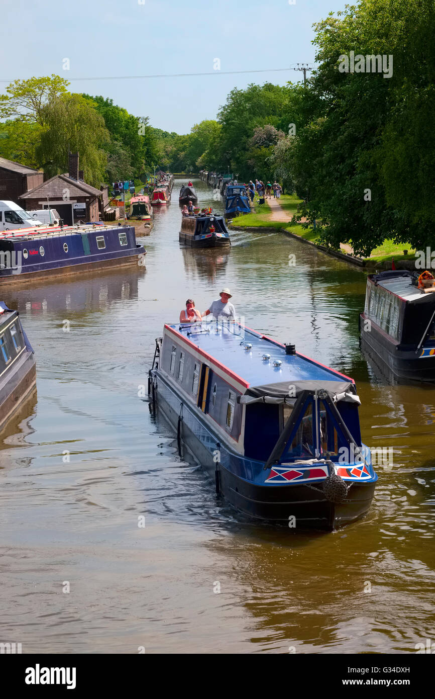 A busy scene on the Shropshire Union Canal at Norbury Junction ...