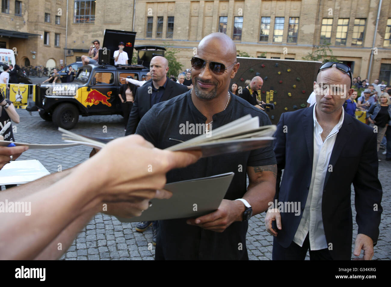 Central intelligence dwayne johnson hi-res stock photography and images ...