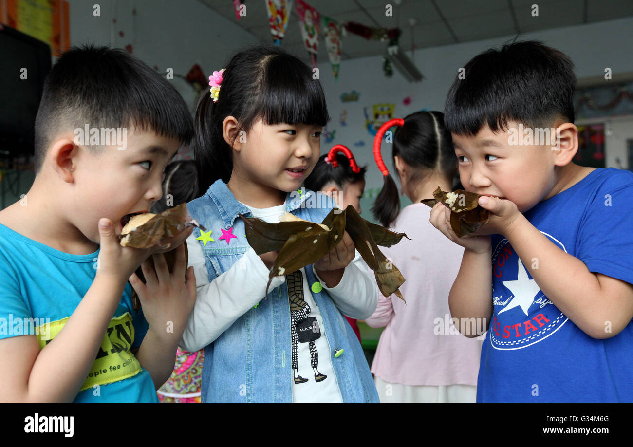 Zaozhuang, China's Shandong Province. 8th June, 2016. Li Qingji (L ...
