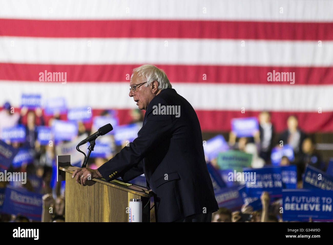 Presidential election night 2016 hi-res stock photography and images ...